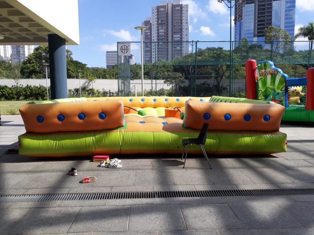 Luta de Cotonete Inflável - Arco Íris