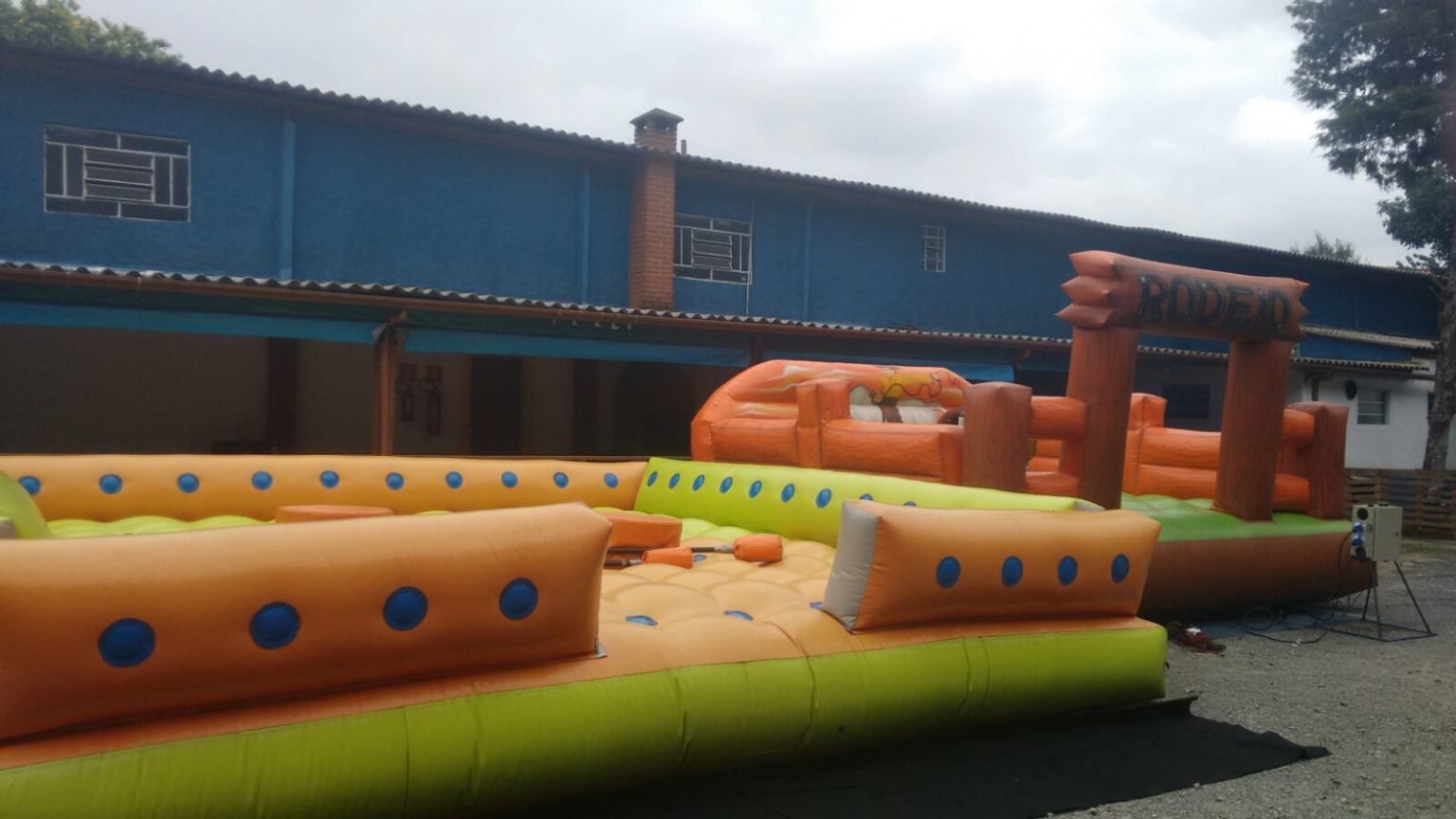 Luta de Cotonete Inflável - Arco Íris